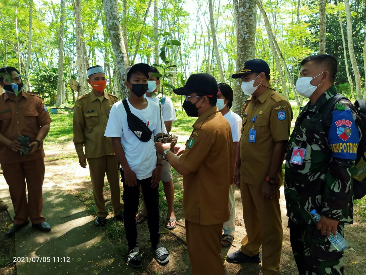 BHABINKAMTIBMAS HADIRI GIAT PENGHIJAUAN HUTAN ALBASIA DUSUN KARYA 1 ...