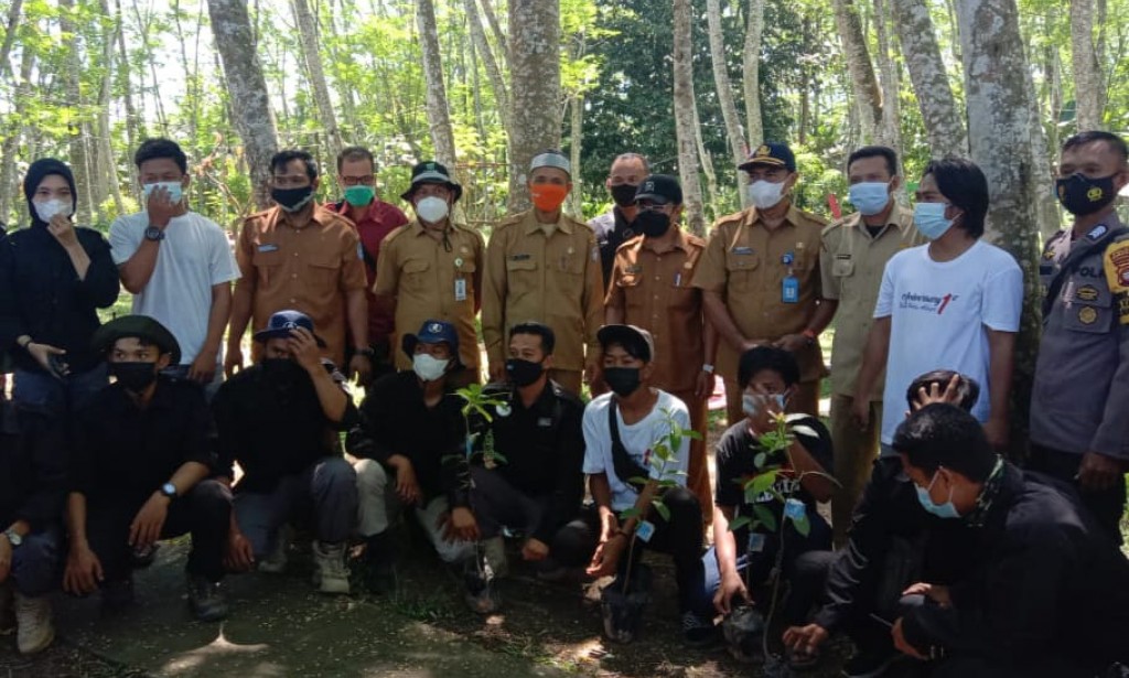 BHABINKAMTIBMAS HADIRI GIAT PENGHIJAUAN HUTAN ALBASIA DUSUN KARYA 1 ...